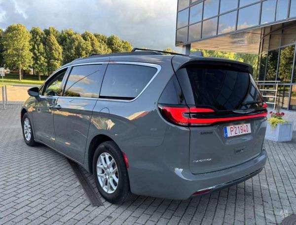 Grey Chrysler Pacifica 2022 in Silale, with an engine capacity of 3.61 L and mileage of 151 thousand km for 21300 €, photo 7 on AUTOMOTO.COM.LV