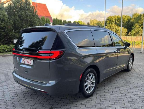Grey Chrysler Pacifica 2022 in Silale, with an engine capacity of 3.61 L and mileage of 151 thousand km for 21300 €, photo 8 on AUTOMOTO.COM.LV
