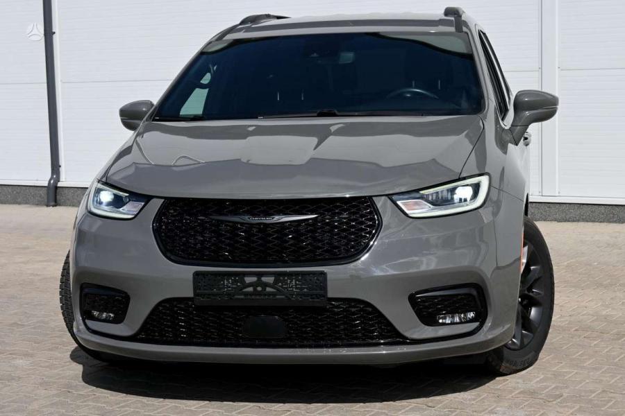 Grey Chrysler Pacifica 2022 in Kretinga, with an engine capacity of 3.61 L and mileage of 63 thousand km for 25499 €, photo 3 on AUTOMOTO.COM.LV