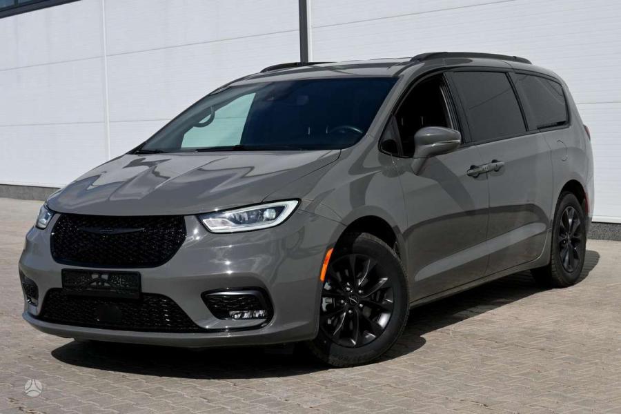 Grey Chrysler Pacifica 2022 in Kretinga, with an engine capacity of 3.61 L and mileage of 63 thousand km for 25499 €, photo 4 on AUTOMOTO.COM.LV
