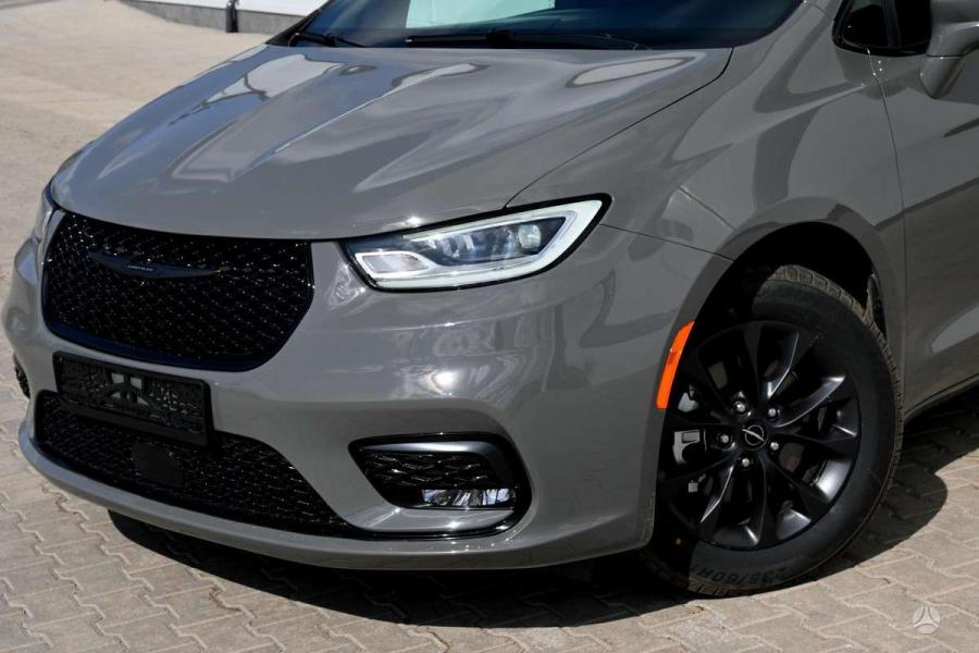 Grey Chrysler Pacifica 2022 in Kretinga, with an engine capacity of 3.61 L and mileage of 63 thousand km for 25499 €, photo 5 on AUTOMOTO.COM.LV