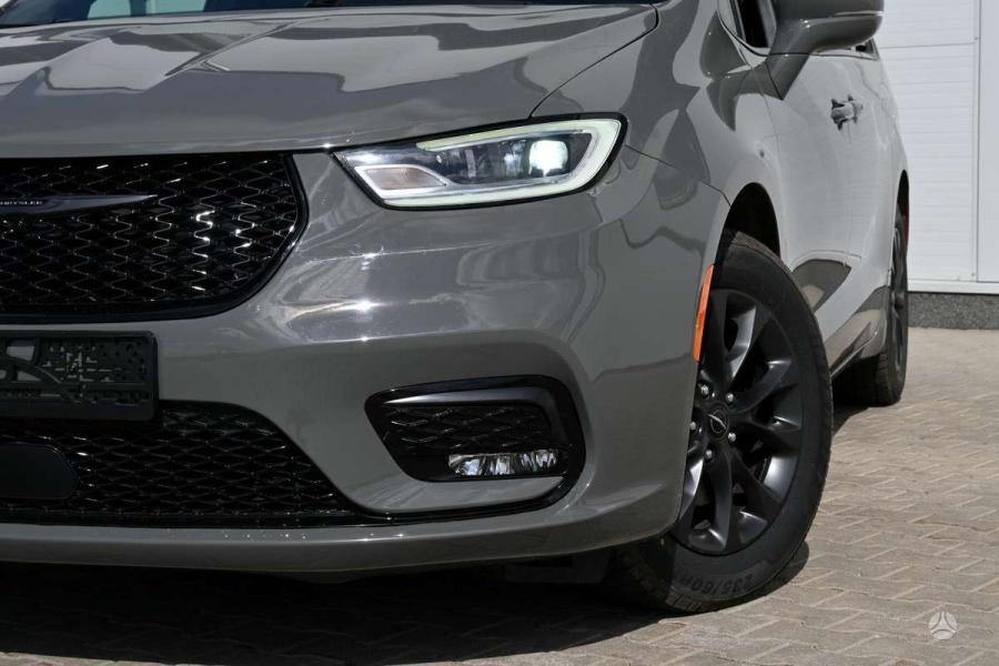 Grey Chrysler Pacifica 2022 in Kretinga, with an engine capacity of 3.61 L and mileage of 63 thousand km for 25499 €, photo 6 on AUTOMOTO.COM.LV