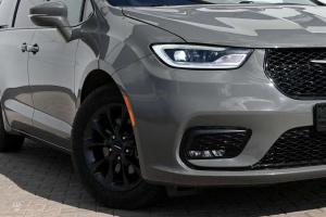Grey Chrysler Pacifica 2022 in Kretinga, with an engine capacity of 3.61 L and mileage of 63 thousand km for 25499 €, photo 7 on AUTOMOTO.COM.LV