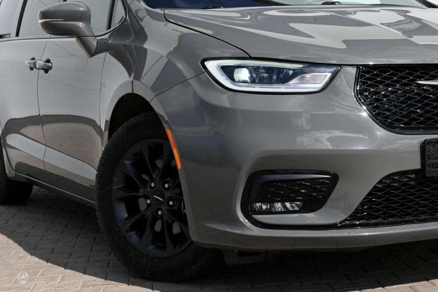 Grey Chrysler Pacifica 2022 in Kretinga, with an engine capacity of 3.61 L and mileage of 63 thousand km for 25499 €, photo 7 on AUTOMOTO.COM.LV