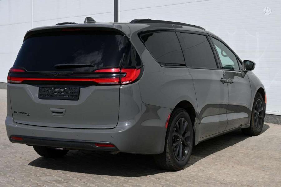 Grey Chrysler Pacifica 2022 in Kretinga, with an engine capacity of 3.61 L and mileage of 63 thousand km for 25499 €, photo 8 on AUTOMOTO.COM.LV