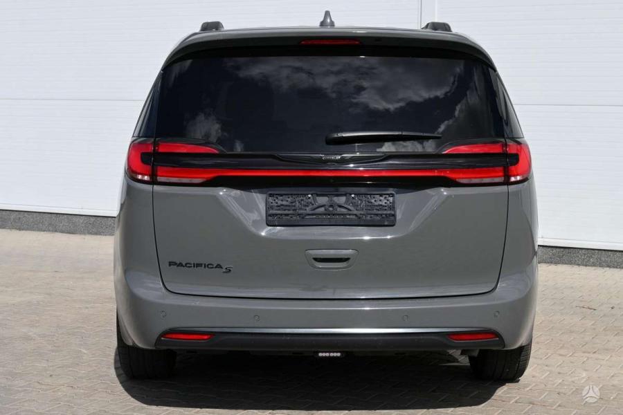 Grey Chrysler Pacifica 2022 in Kretinga, with an engine capacity of 3.61 L and mileage of 63 thousand km for 25499 €, photo 9 on AUTOMOTO.COM.LV