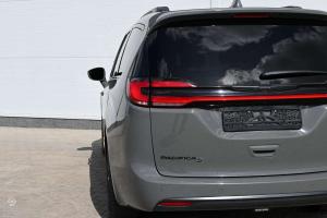 Grey Chrysler Pacifica 2022 in Kretinga, with an engine capacity of 3.61 L and mileage of 63 thousand km for 25499 €, photo 11 on AUTOMOTO.COM.LV