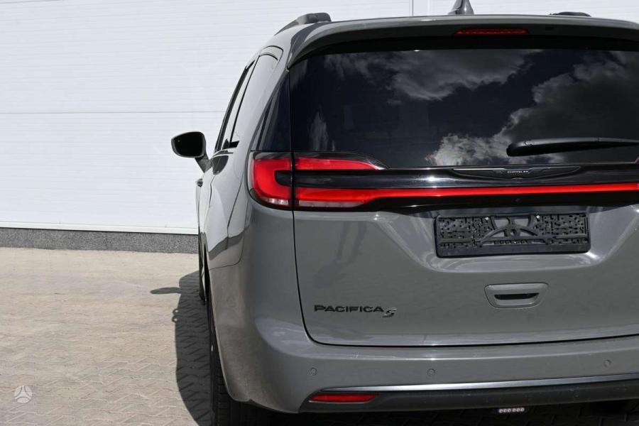 Grey Chrysler Pacifica 2022 in Kretinga, with an engine capacity of 3.61 L and mileage of 63 thousand km for 25499 €, photo 11 on AUTOMOTO.COM.LV