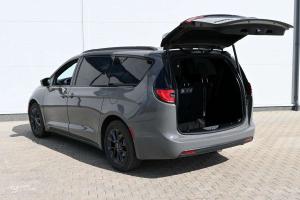 Grey Chrysler Pacifica 2022 in Kretinga, with an engine capacity of 3.61 L and mileage of 63 thousand km for 25499 €, photo 12 on AUTOMOTO.COM.LV