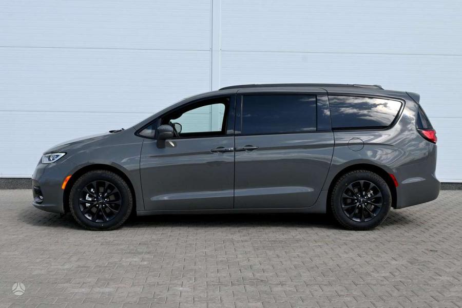 Grey Chrysler Pacifica 2022 in Kretinga, with an engine capacity of 3.61 L and mileage of 63 thousand km for 25499 €, photo 13 on AUTOMOTO.COM.LV