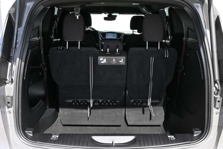 Grey Chrysler Pacifica 2022 in Kretinga, with an engine capacity of 3.61 L and mileage of 63 thousand km for 25499 €, photo 15 on AUTOMOTO.COM.LV