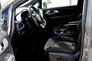 Grey Chrysler Pacifica 2022 in Kretinga, with an engine capacity of 3.61 L and mileage of 63 thousand km for 25499 €, photo 18 on AUTOMOTO.COM.LV