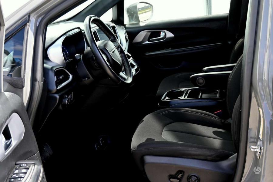 Grey Chrysler Pacifica 2022 in Kretinga, with an engine capacity of 3.61 L and mileage of 63 thousand km for 25499 €, photo 18 on AUTOMOTO.COM.LV