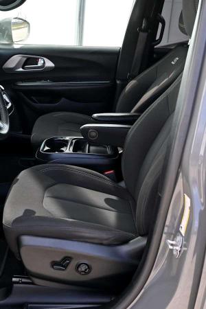 Grey Chrysler Pacifica 2022 in Kretinga, with an engine capacity of 3.61 L and mileage of 63 thousand km for 25499 €, photo 19 on AUTOMOTO.COM.LV