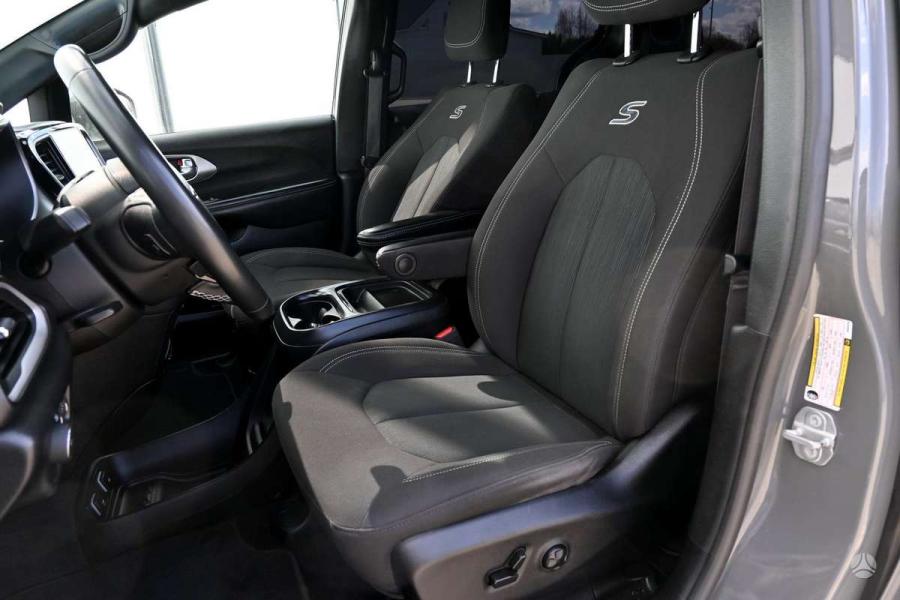 Grey Chrysler Pacifica 2022 in Kretinga, with an engine capacity of 3.61 L and mileage of 63 thousand km for 25499 €, photo 20 on AUTOMOTO.COM.LV