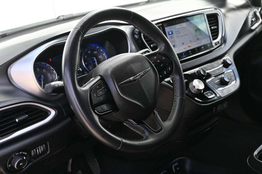Grey Chrysler Pacifica 2022 in Kretinga, with an engine capacity of 3.61 L and mileage of 63 thousand km for 25499 €, photo 23 on AUTOMOTO.COM.LV