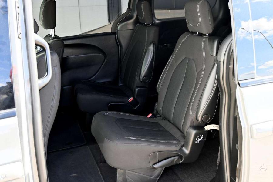 Grey Chrysler Pacifica 2022 in Kretinga, with an engine capacity of 3.61 L and mileage of 63 thousand km for 25499 €, photo 25 on AUTOMOTO.COM.LV