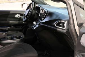 Grey Chrysler Pacifica 2022 in Kretinga, with an engine capacity of 3.61 L and mileage of 63 thousand km for 25499 €, photo 26 on AUTOMOTO.COM.LV