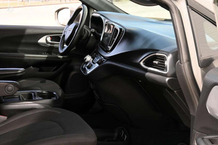 Grey Chrysler Pacifica 2022 in Kretinga, with an engine capacity of 3.61 L and mileage of 63 thousand km for 25499 €, photo 26 on AUTOMOTO.COM.LV