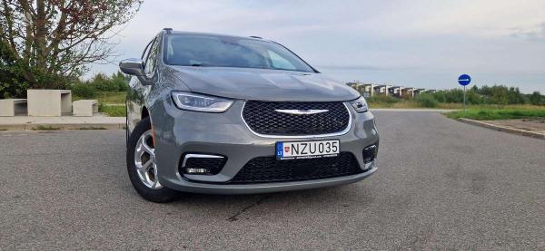 Chrysler Pacifica 2022 in Klaipeda on AUTOMOTO.COM.LV Grey Chrysler Pacifica 2022 in Klaipeda, with an engine capacity of 3.60 L and mileage of 68 thousand km for 25850 €, photo 1 on AUTOMOTO.COM.LV