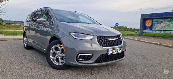 Chrysler Pacifica 2022 in Klaipeda on AUTOMOTO.COM.LV Grey Chrysler Pacifica 2022 in Klaipeda, with an engine capacity of 3.60 L and mileage of 68 thousand km for 25850 €, photo 3 on AUTOMOTO.COM.LV