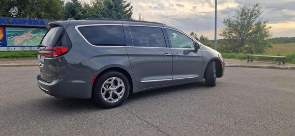 Chrysler Pacifica 2022 in Klaipeda on AUTOMOTO.COM.LV Grey Chrysler Pacifica 2022 in Klaipeda, with an engine capacity of 3.60 L and mileage of 68 thousand km for 25850 €, photo 4 on AUTOMOTO.COM.LV