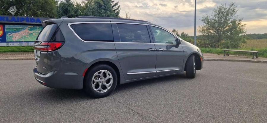 Grey Chrysler Pacifica 2022 in Klaipeda, with an engine capacity of 3.60 L and mileage of 68 thousand km for 25850 €, photo 4 on AUTOMOTO.COM.LV