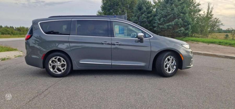 Grey Chrysler Pacifica 2022 in Klaipeda, with an engine capacity of 3.60 L and mileage of 68 thousand km for 25850 €, photo 5 on AUTOMOTO.COM.LV