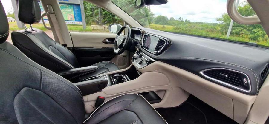 Grey Chrysler Pacifica 2022 in Klaipeda, with an engine capacity of 3.60 L and mileage of 68 thousand km for 25850 €, photo 24 on AUTOMOTO.COM.LV