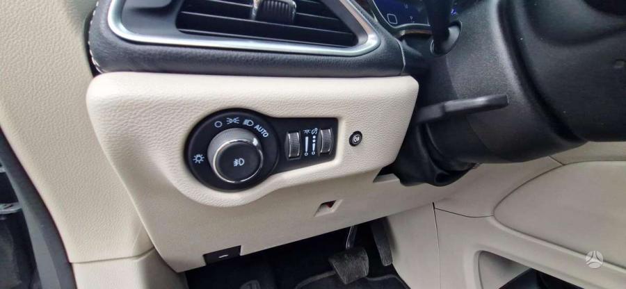 Grey Chrysler Pacifica 2022 in Klaipeda, with an engine capacity of 3.60 L and mileage of 68 thousand km for 25850 €, photo 25 on AUTOMOTO.COM.LV
