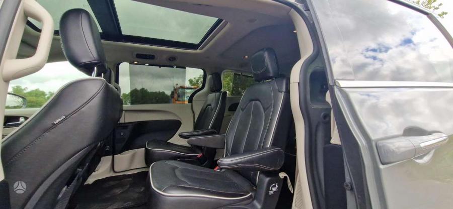 Grey Chrysler Pacifica 2022 in Klaipeda, with an engine capacity of 3.60 L and mileage of 68 thousand km for 25850 €, photo 26 on AUTOMOTO.COM.LV