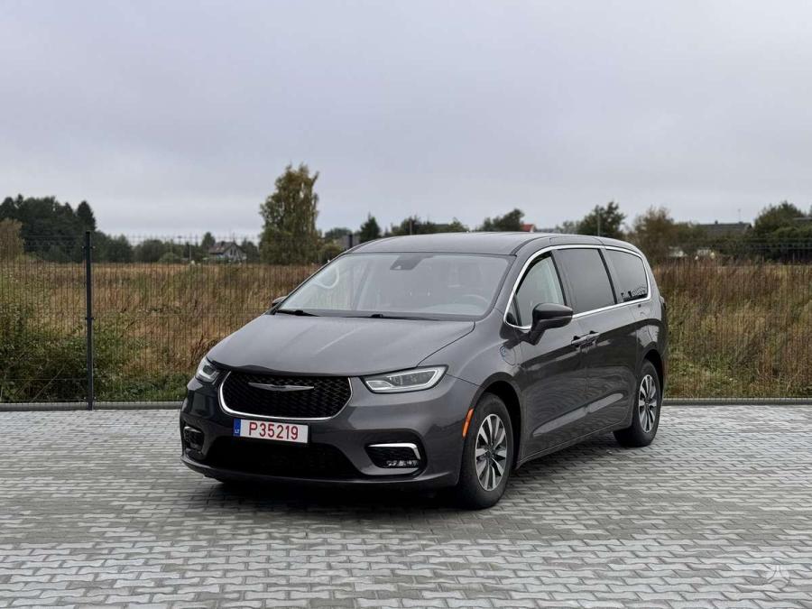 Pelēks Chrysler Pacifica 2022 Klaipėda, ar dzinēja tilpumu 3.60 L un nobraukumu 181 tūkst. km par 26200 €, foto 3 vietnē AUTOMOTO.COM.LV