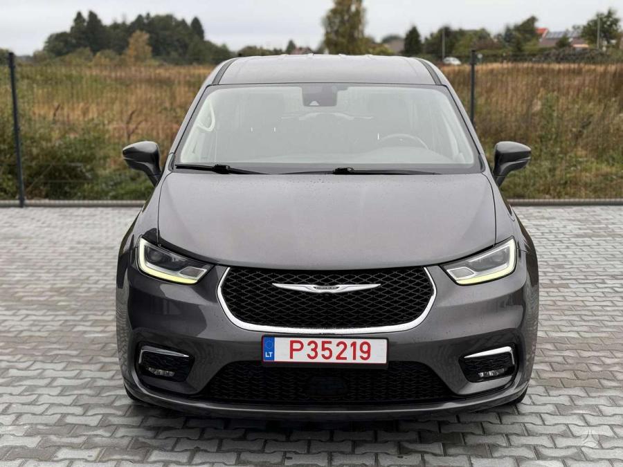 Pelēks Chrysler Pacifica 2022 Klaipėda, ar dzinēja tilpumu 3.60 L un nobraukumu 181 tūkst. km par 26200 €, foto 4 vietnē AUTOMOTO.COM.LV