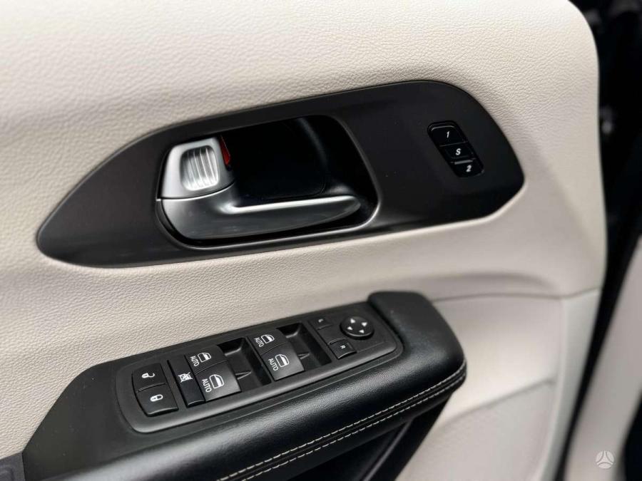 Pelēks Chrysler Pacifica 2022 Klaipėda, ar dzinēja tilpumu 3.60 L un nobraukumu 181 tūkst. km par 26200 €, foto 34 vietnē AUTOMOTO.COM.LV