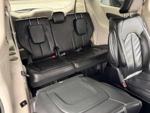 Pelēks Chrysler Pacifica 2022 Klaipėda, ar dzinēja tilpumu 3.60 L un nobraukumu 181 tūkst. km par 26200 €, foto 41 vietnē AUTOMOTO.COM.LV