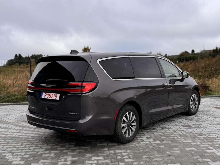 Pelēks Chrysler Pacifica 2022 Klaipėda, ar dzinēja tilpumu 3.60 L un nobraukumu 181 tūkst. km par 26200 €, foto 43 vietnē AUTOMOTO.COM.LV