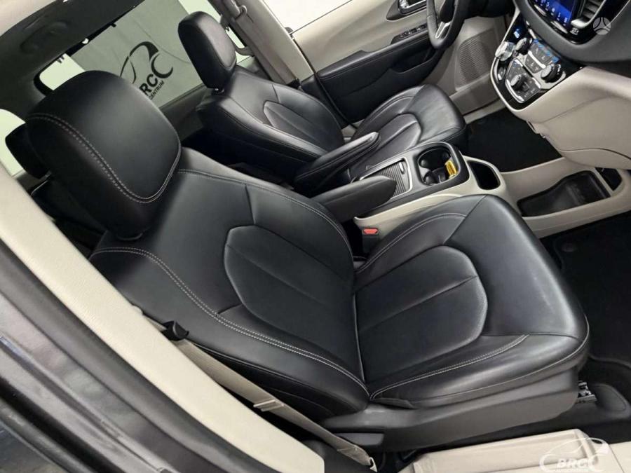 Pelēks Chrysler Pacifica 2023 Viļņa, ar dzinēja tilpumu 3.60 L un nobraukumu 123 tūkst. km par 22900 €, foto 5 vietnē AUTOMOTO.COM.LV