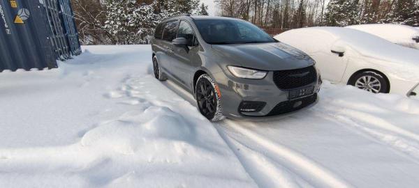 Grey Chrysler Pacifica 2023 in Panevezys, with an engine capacity of 3.60 L and mileage of 34 thousand km for 32500 €, photo 1 on AUTOMOTO.COM.LV