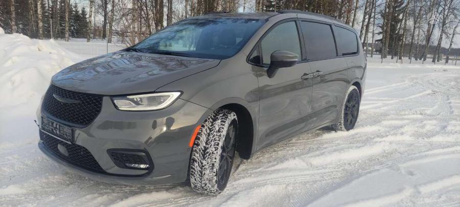 Grey Chrysler Pacifica 2023 in Panevezys, with an engine capacity of 3.60 L and mileage of 34 thousand km for 32500 €, photo 2 on AUTOMOTO.COM.LV