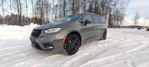 Grey Chrysler Pacifica 2023 in Panevezys, with an engine capacity of 3.60 L and mileage of 34 thousand km for 32500 €, photo 3 on AUTOMOTO.COM.LV