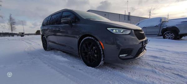 Grey Chrysler Pacifica 2023 in Panevezys, with an engine capacity of 3.60 L and mileage of 34 thousand km for 32500 €, photo 4 on AUTOMOTO.COM.LV