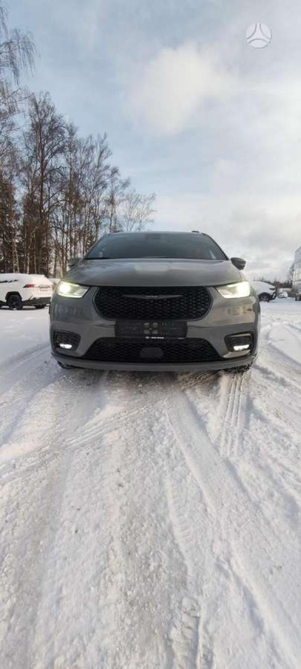 Grey Chrysler Pacifica 2023 in Panevezys, with an engine capacity of 3.60 L and mileage of 34 thousand km for 32500 €, photo 5 on AUTOMOTO.COM.LV