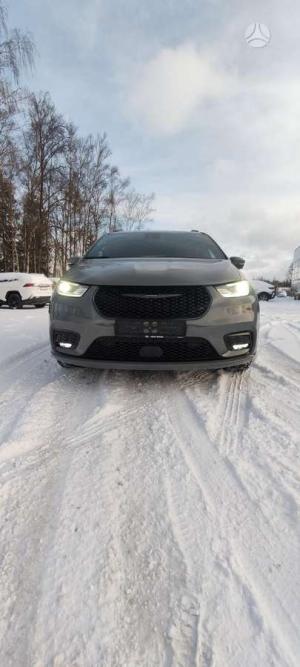 Grey Chrysler Pacifica 2023 in Panevezys, with an engine capacity of 3.60 L and mileage of 34 thousand km for 32500 €, photo 5 on AUTOMOTO.COM.LV