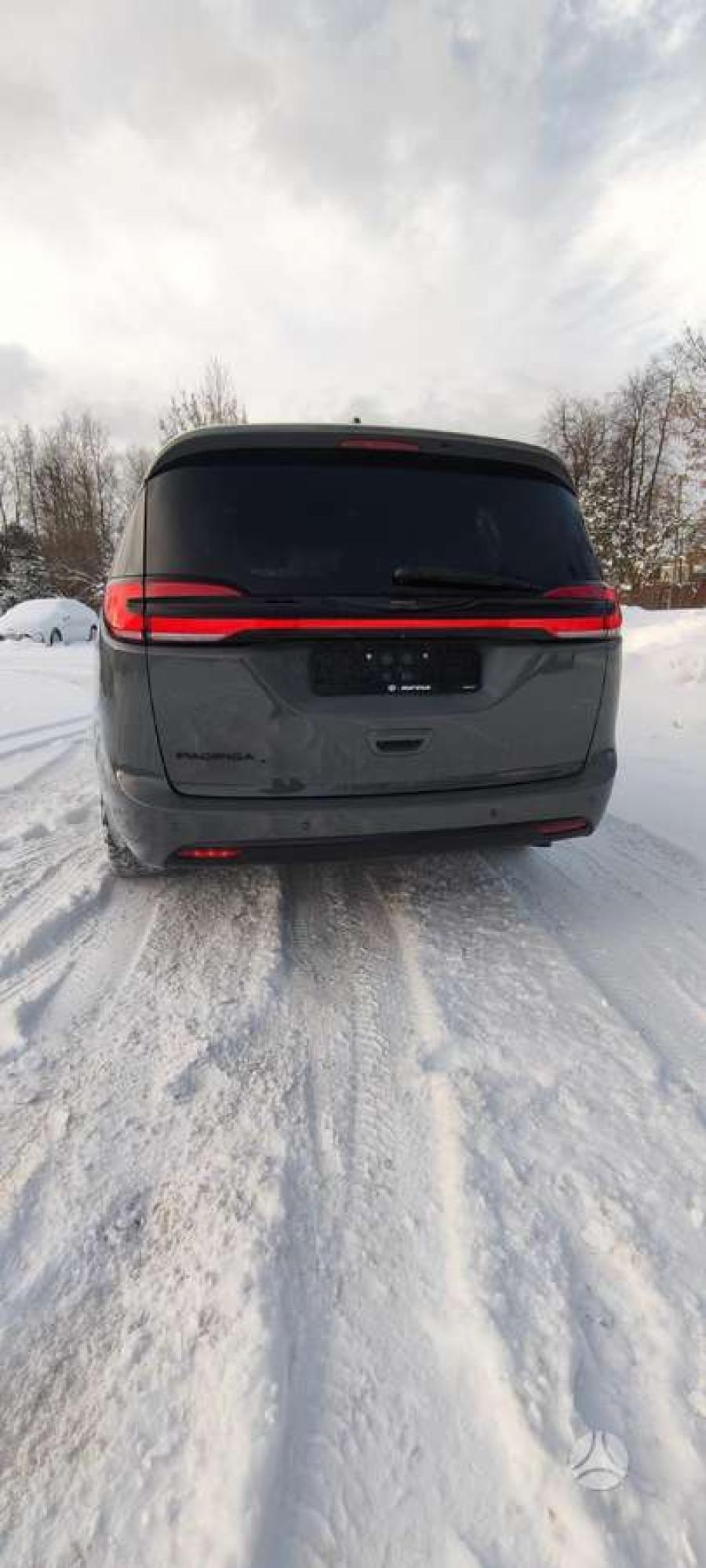 Grey Chrysler Pacifica 2023 in Panevezys, with an engine capacity of 3.60 L and mileage of 34 thousand km for 32500 €, photo 10 on AUTOMOTO.COM.LV
