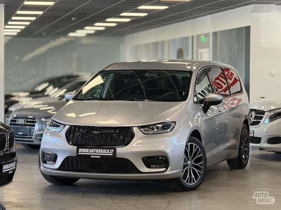 Grey Chrysler Pacifica 2023 in Klaipeda, with an engine capacity of 3.60 L and mileage of 111 thousand km for 24900 €, photo 1 on AUTOMOTO.COM.LV