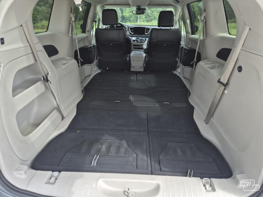 Grey Chrysler Pacifica 2023 in Kretinga, with an engine capacity of 3.60 L and mileage of 134 thousand km for 24000 €, photo 3 on AUTOMOTO.COM.LV