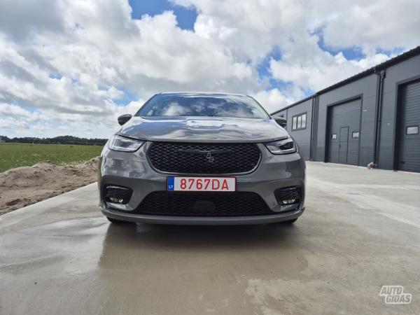 Grey Chrysler Pacifica 2023 in Kretinga, with an engine capacity of 3.60 L and mileage of 134 thousand km for 24000 €, photo 4 on AUTOMOTO.COM.LV