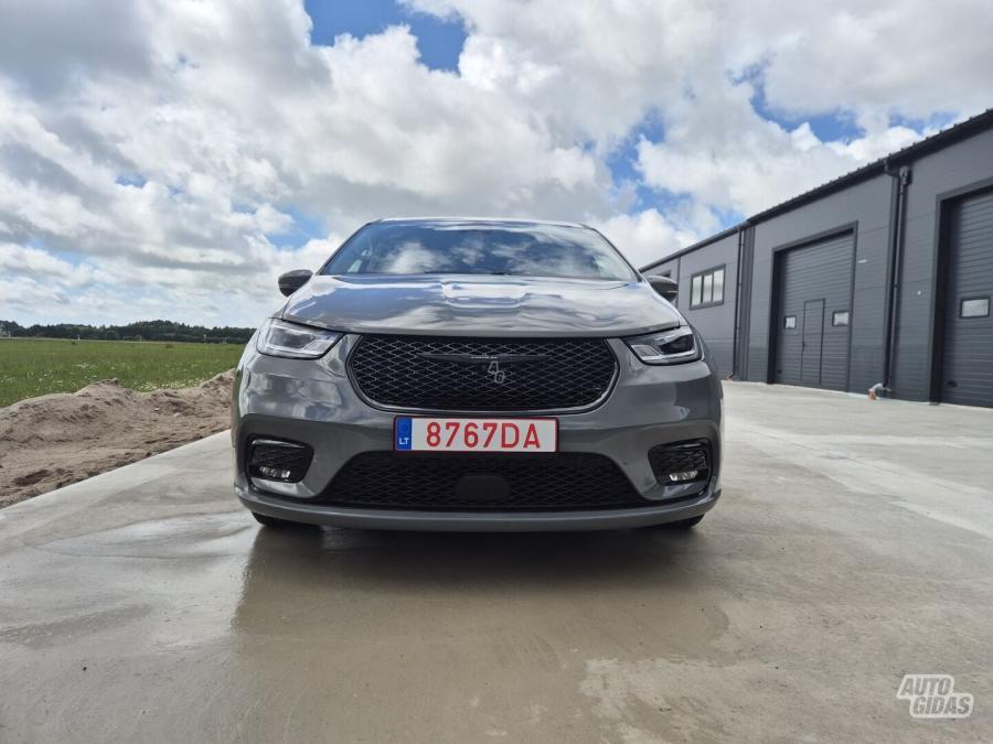 Grey Chrysler Pacifica 2023 in Kretinga, with an engine capacity of 3.60 L and mileage of 134 thousand km for 24000 €, photo 4 on AUTOMOTO.COM.LV