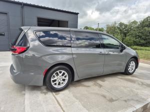 Grey Chrysler Pacifica 2023 in Kretinga, with an engine capacity of 3.60 L and mileage of 134 thousand km for 24000 €, photo 6 on AUTOMOTO.COM.LV