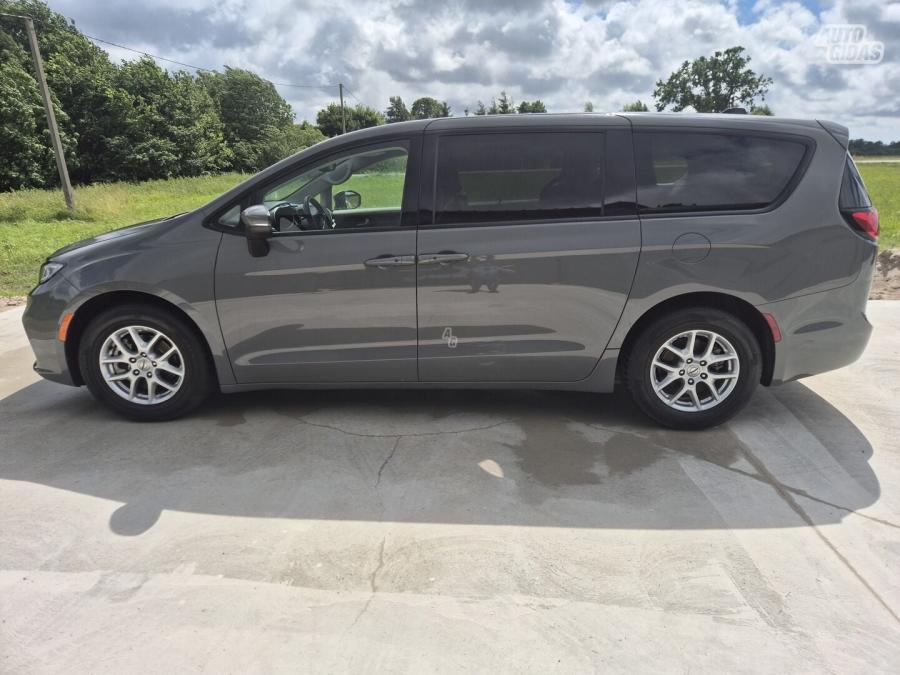 Grey Chrysler Pacifica 2023 in Kretinga, with an engine capacity of 3.60 L and mileage of 134 thousand km for 24000 €, photo 7 on AUTOMOTO.COM.LV
